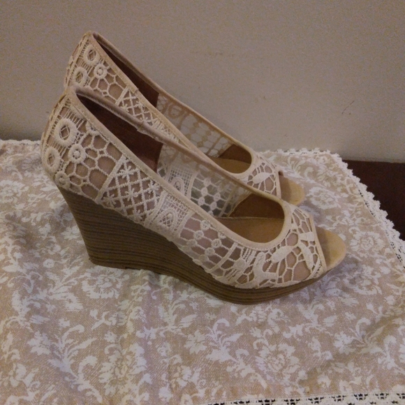 American Eagle By Payless | Shoes | 3 Womens Sz85 Beige Lace Open Toe ...